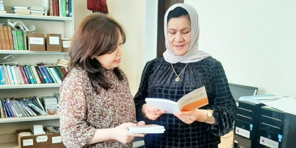 «Koreys tilida ko‘makchi fe’llar» nomli monografiyasi nashr qilindi | Toshkent davlat ...